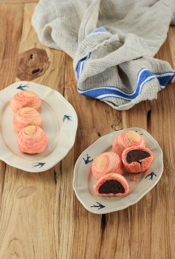 Thousand Layer Mooncake, Pastry Style Mooncakes Filled with Sweetened ...