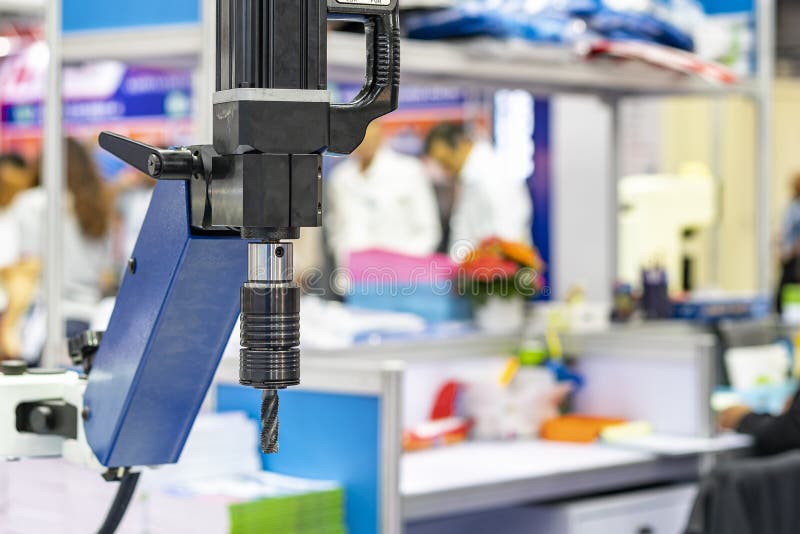 Threading Tap Tool Setting on Collet Chuck of Accuracy Universal High ...