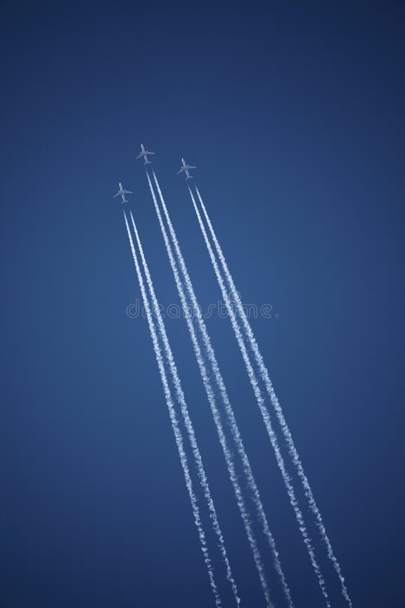 Three Airplanes in Formation Stock Image - Image of flying, high: 27359277
