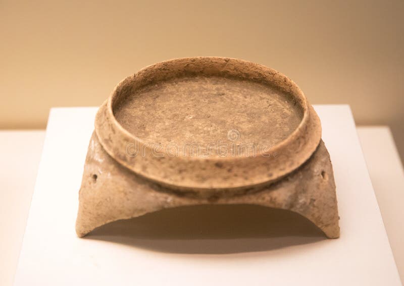 Three-legged Pottery Plate of Cultural Relics in the National Museum ...