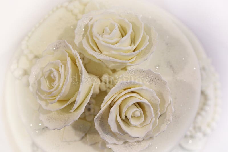 Three Roses on a Wedding Cake Stock Photo - Image of wedding, flowers ...