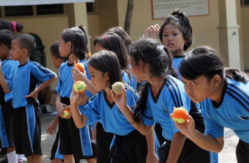 Throw a ball editorial photography. Image of community - 39429027