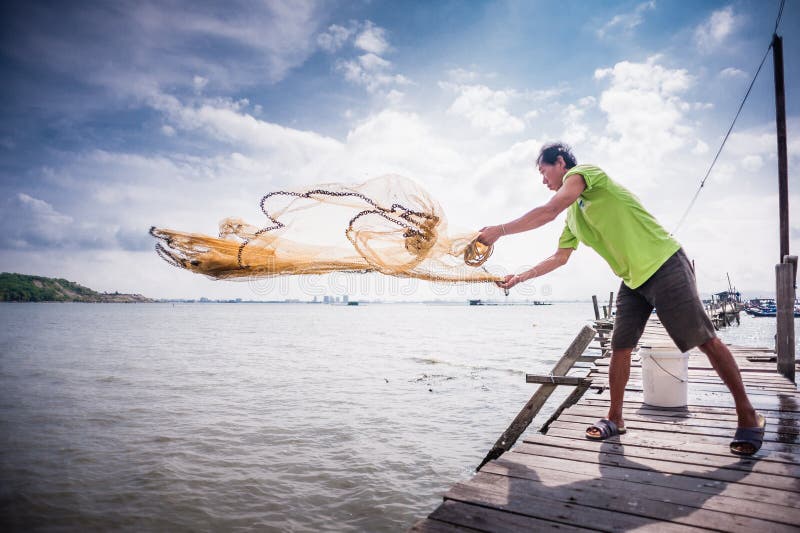 Man Throwing a Fishing Net in Hawaii Editorial Image - Image of fishing ...