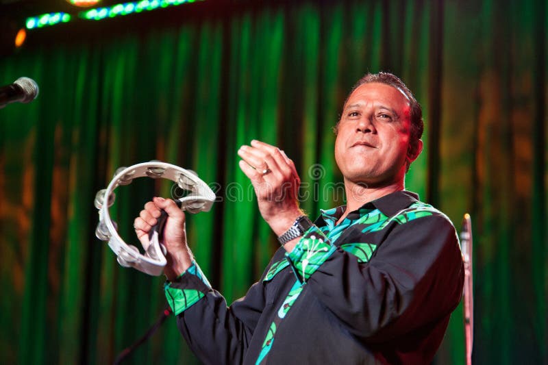 Tia Carrere y Daniel Ho foto editorial. Imagen de clave - 29541371