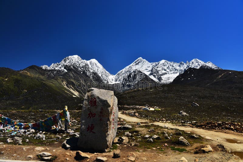 Tibet Plateau editorial stock photo. Image of snow, landscape - 56008983