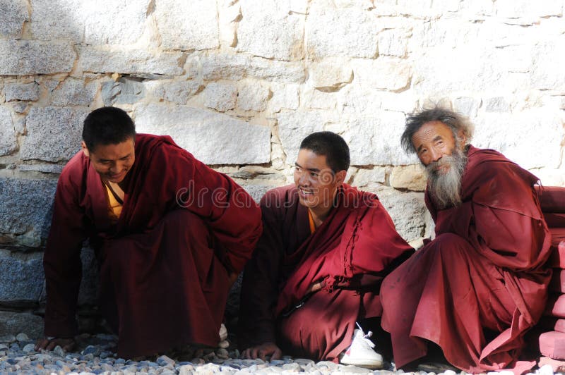 De Tibetaanse Monniken Met Hoornen En De Trommel Bij Amitabha ...