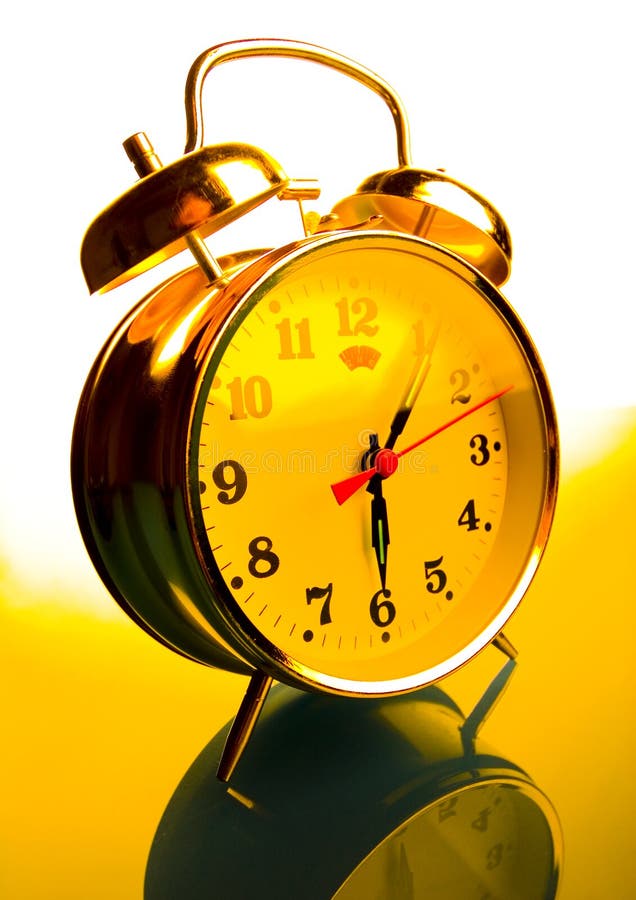 Tid för 12 klocka o fotografering för bildbyråer. Bild av gammal - 18073615
