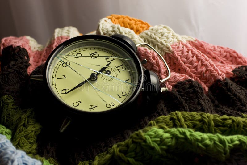 Tiempo Quebrado Del Reloj De Alarma Foto de archivo - Imagen de mundano ...
