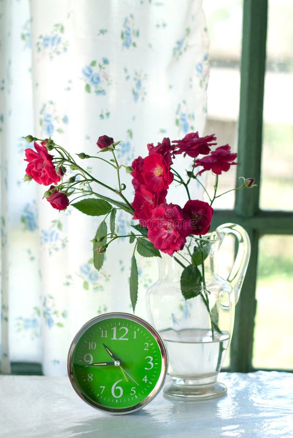 Tiempo y rosas foto de archivo. Imagen de hermoso, medida - 49940484