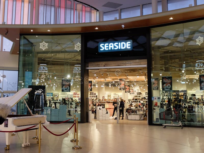 Tienda Costera. La Costa Es Una Tienda De Ropa Fotografía editorial ...