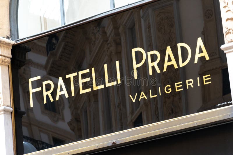 Tienda de Fratelli Prada fotografía editorial. Imagen de negocios ...