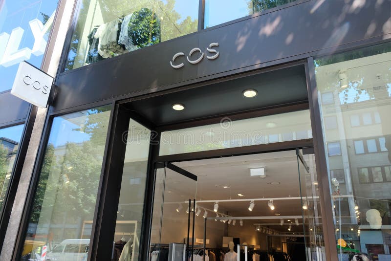 Tienda de la moda de COS foto editorial. Imagen de editorial - 113582926