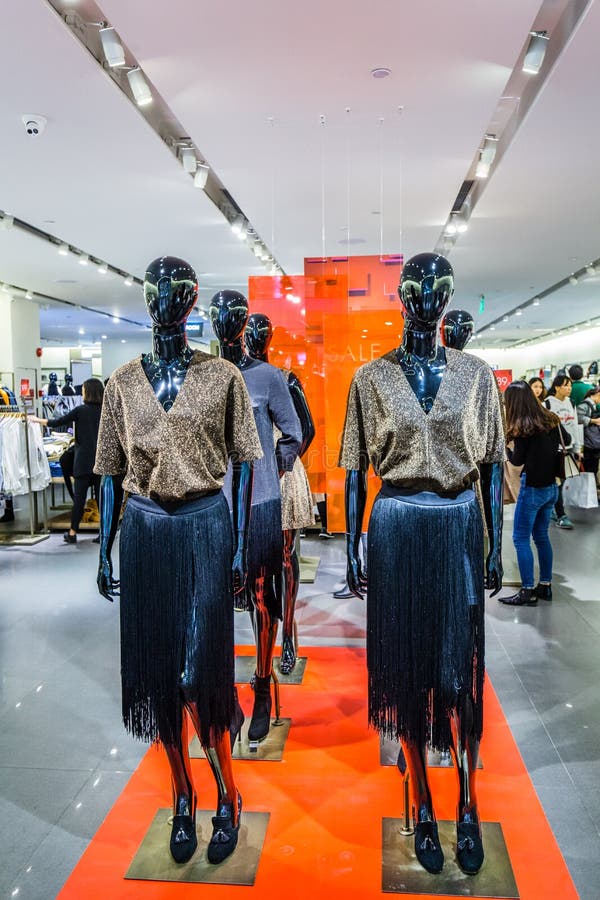 Tienda De La Ropa De Moda De Las Mujeres Foto de archivo editorial ...