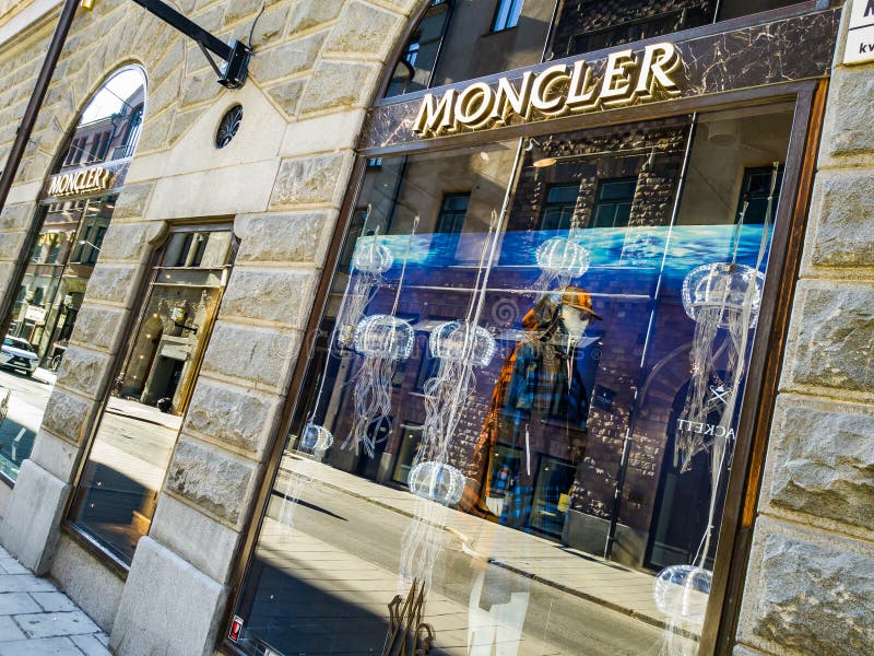Moncler foto editorial. Imagen de moncler - 134651866
