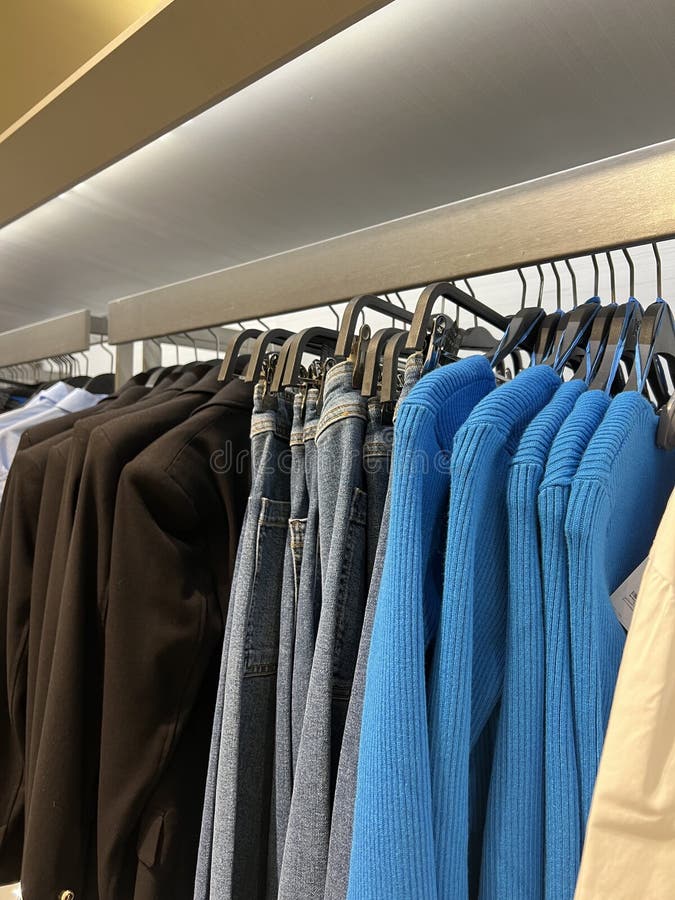 Tienda De Ropa. Cosas En Una Percha En Una Tienda. Mujer Guardarropa ...