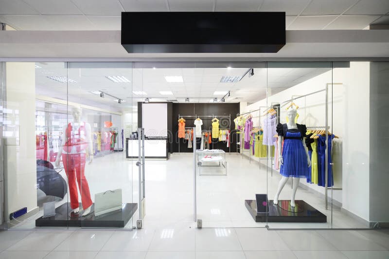 Tienda De Ropa a Estrenar Europea Imagen de archivo - Imagen de ...