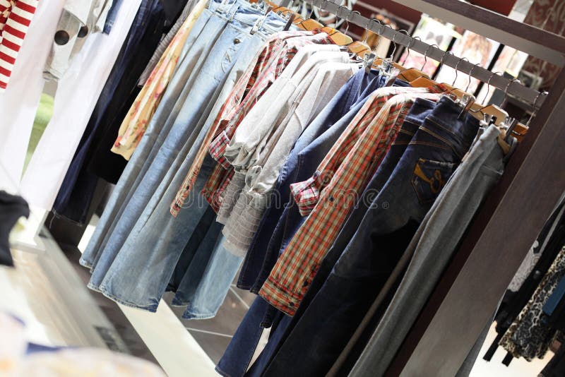 Tienda De Ropa a Estrenar Europea Imagen de archivo - Imagen de adentro ...