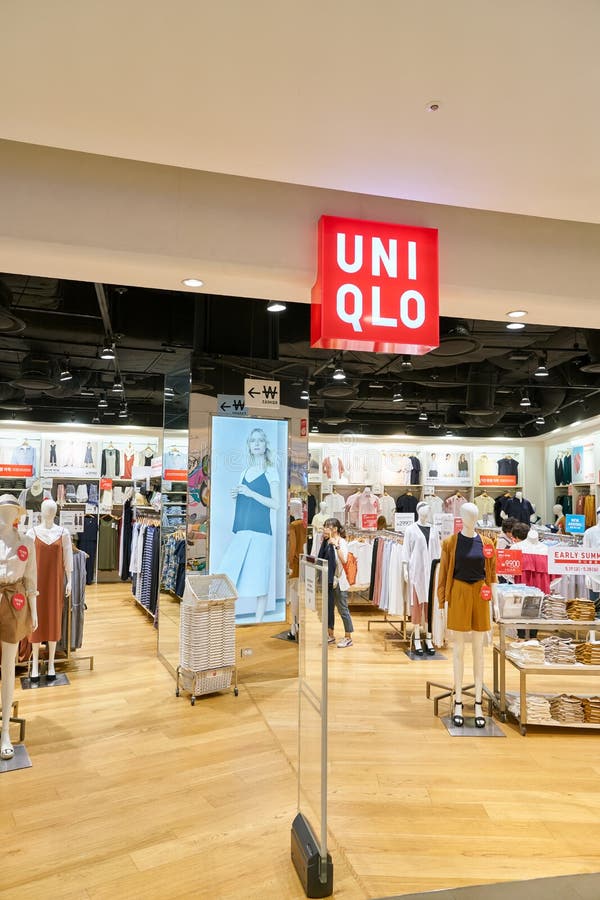 Tienda de Uniqlo imagen de archivo editorial. Imagen de color - 104679589