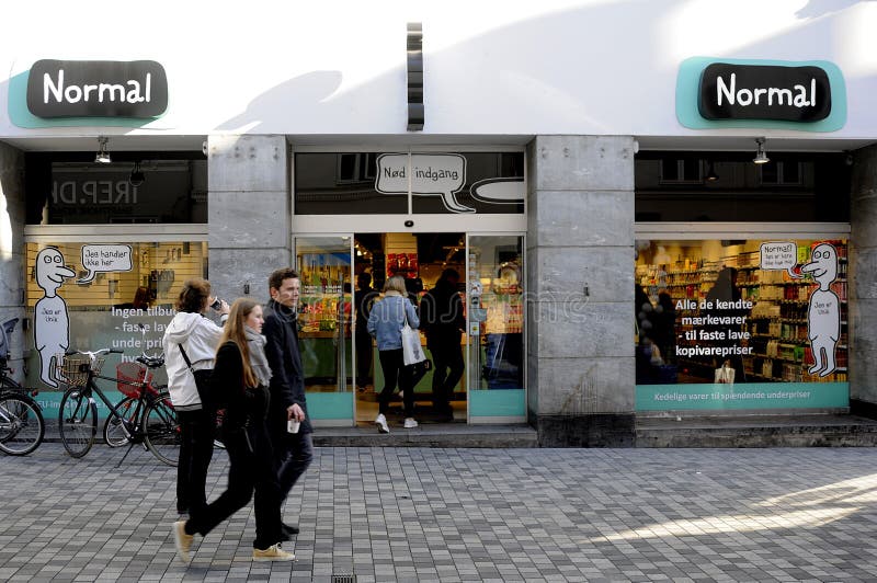 TIENDA NORMAL imagen de archivo editorial. Imagen de noticias - 79108189