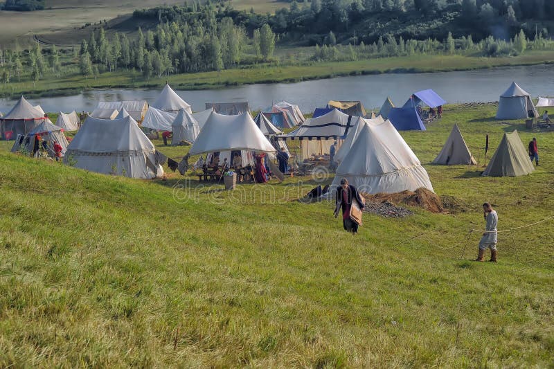 Tiendas De Campaña Medievales Foto editorial - Imagen de camping ...