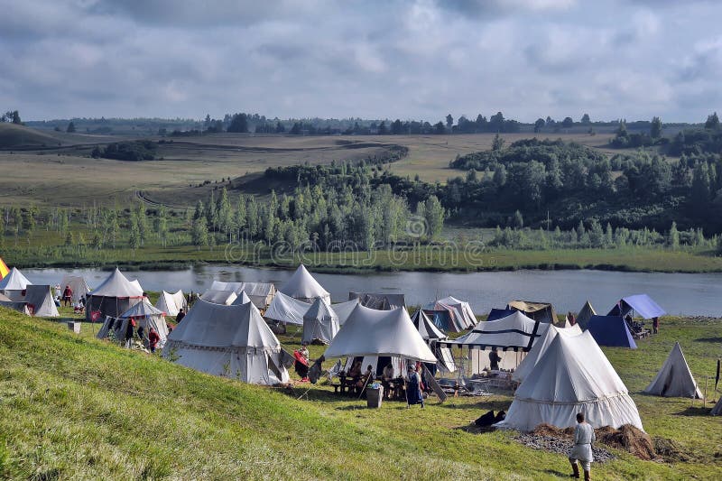 Tiendas De Campaña Medievales Foto editorial - Imagen de lifestyle ...
