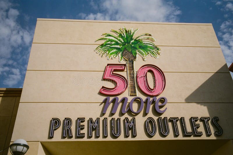 Tiendas Outlets Superiores California Foto de archivo editorial ...