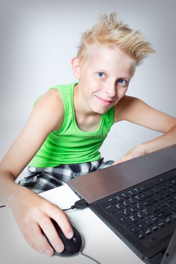 Tiener achter een computer stock foto. Image of scherm - 56759558