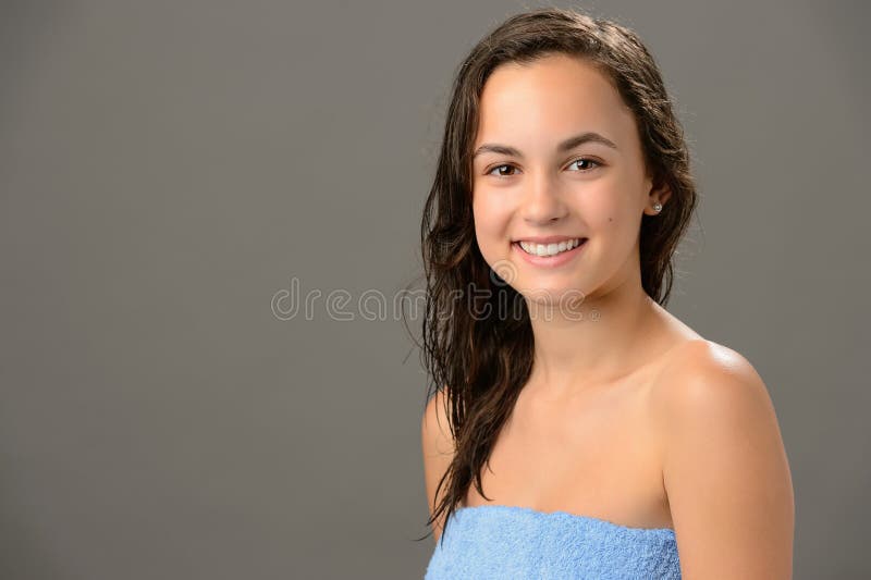 Tiener Nat Haar Na Doucheportret Stock Foto - Image of portret, ruimte ...