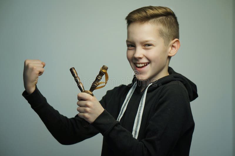 Tiener Slechte Jongen Met Katapult En Modieus Kapsel, Studioschot Stock ...