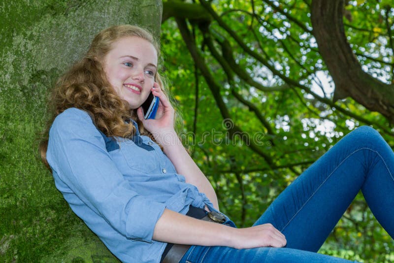 Meisje Die in Het Klaslokaal Telefoneren Stock Foto - Image of boeken ...