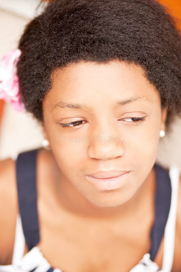 Tiener zwart meisje stock afbeelding. Image of meisje - 33591489