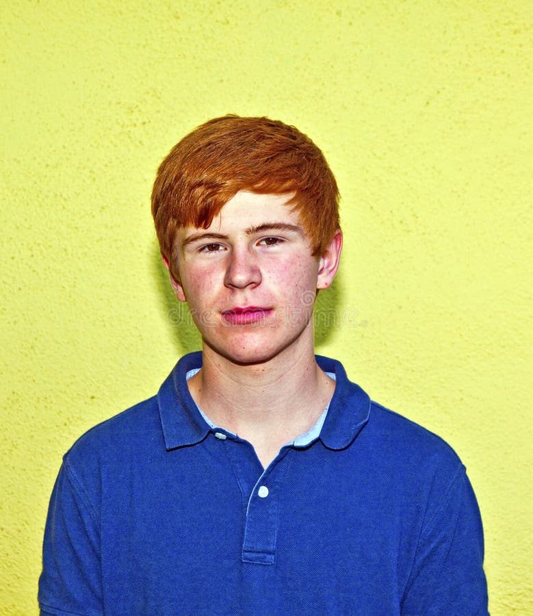 Tienerjongen met rood haar stock foto. Image of kritiek - 37158062
