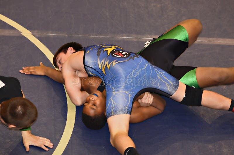 Tienerjongens Het Worstelen Redactionele Stock Foto - Image of ...