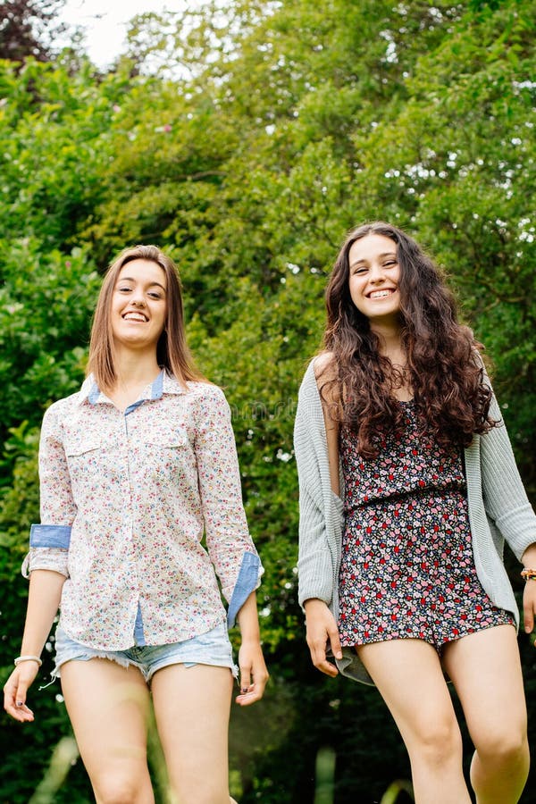 De Meisjes Van Tiener Het Beste Vrienden Gelukkig Lopen Stock