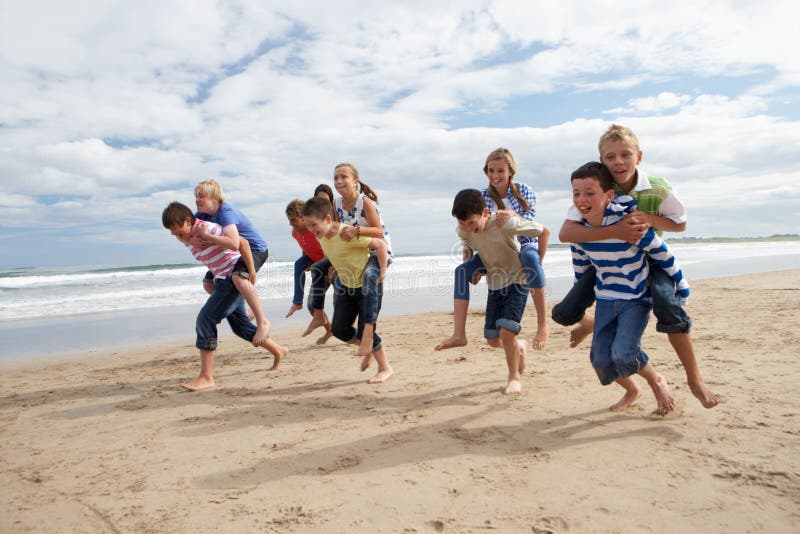 Tieners Die Honkbal Op Strand Spelen Stock Foto - Image of motie ...