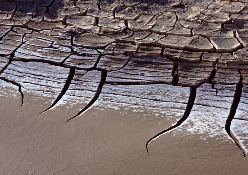 Tierra agrietada foto de archivo. Imagen de grieta, horizontal - 1416736