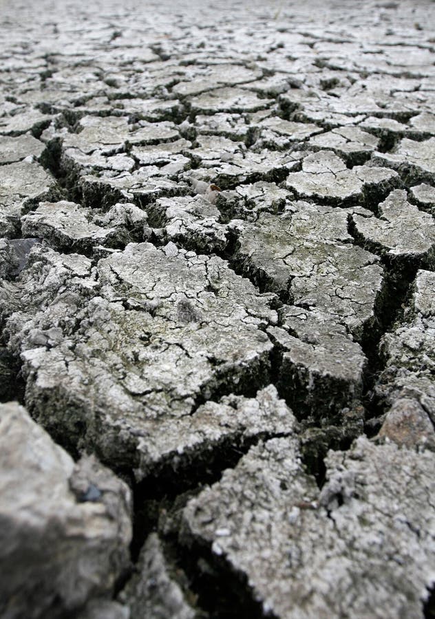 Tierra agrietada seca imagen de archivo. Imagen de secado - 94766127
