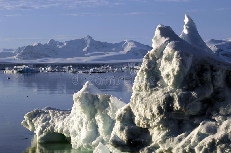Calentamiento Global Que Causa El Derretimiento Del Hielo Foto de ...