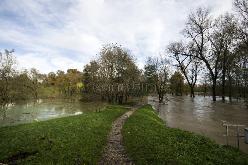 Fotografía De La Tierra Inundada Con Las Casas Flotantes En Sava River ...