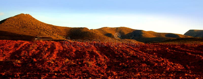 Tierra roja imagen de archivo. Imagen de paisaje, campo - 1019381