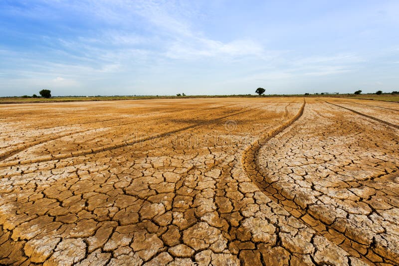 Tierra seca y agrietada foto de archivo. Imagen de fractura - 58301234