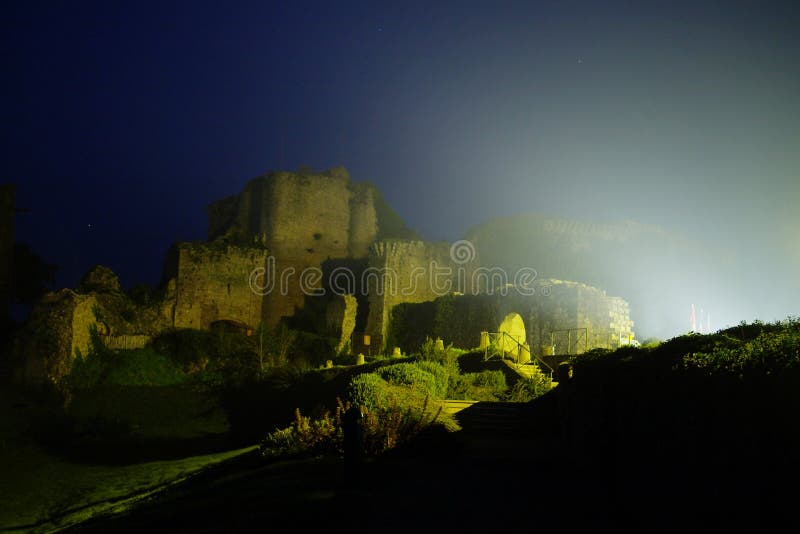 Tiffauges - El Castillo Medieval En La Noche Imagen de archivo - Imagen ...
