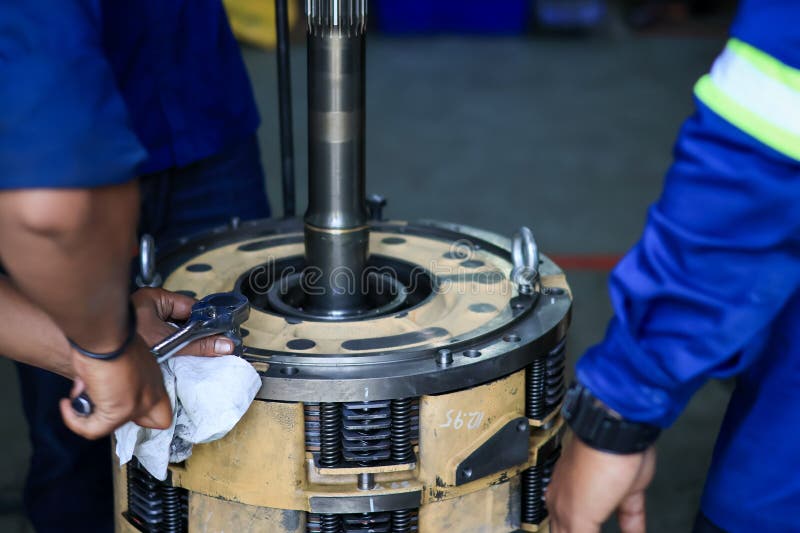 Tightening Bolts Komatsu Automatic Transmission Using a Ratchet Stock ...