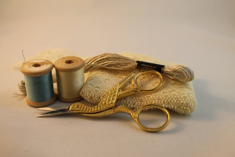 Tijeras e hilo del oro imagen de archivo. Imagen de hermoso - 44302811