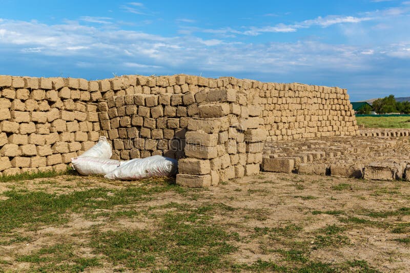 Tijolo Feito Da Argila E Da Palha Imagem de Stock - Imagem de material ...