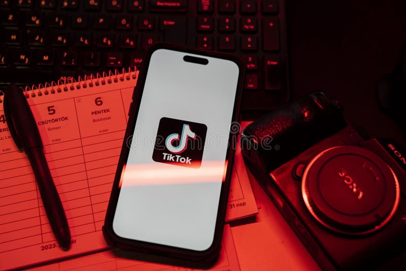 147 Iphone 14 Screen Laptop Stock Photos - Free & Royalty-Free Stock ...