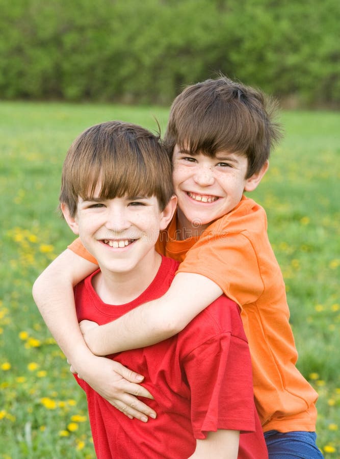 Pojkar Som Ger Hund Ett Bad Fotografering för Bildbyråer - Bild av ...