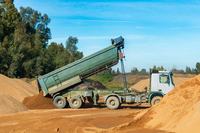 Tilting Truck for Transporting Aggregates with the Raised Box Unloading ...