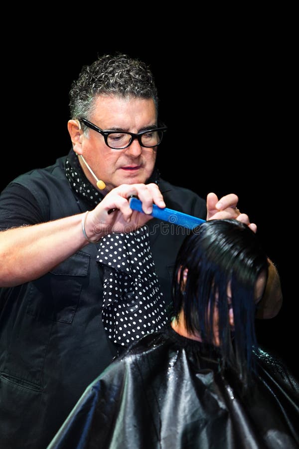 Tim Hartley Fa Il Hairdo Per Il Modello Dei Capelli Neri Immagine Stock ...