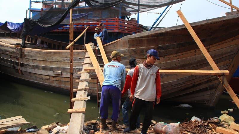 Timber Shipbuilder Working while Working Editorial Stock Image - Image ...